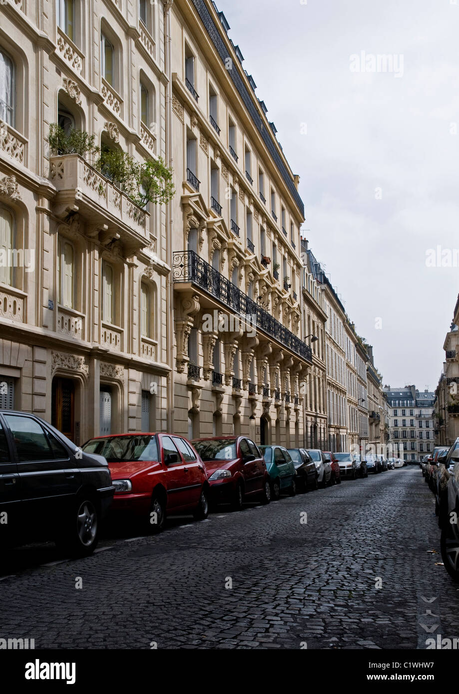 Cobbled street in paris hi-res stock photography and images - Alamy