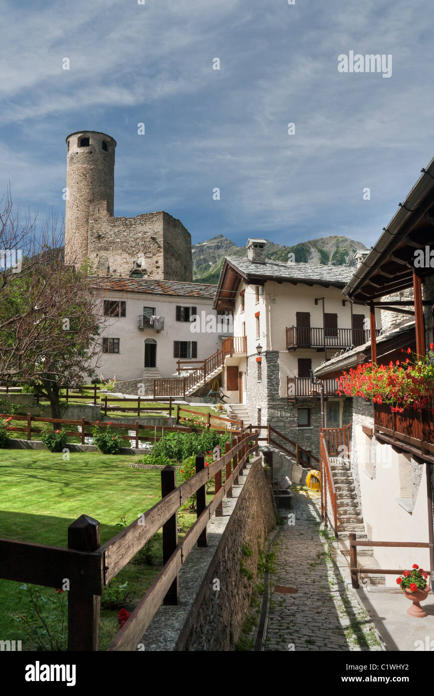 Village ruins hi-res stock photography and images - Alamy
