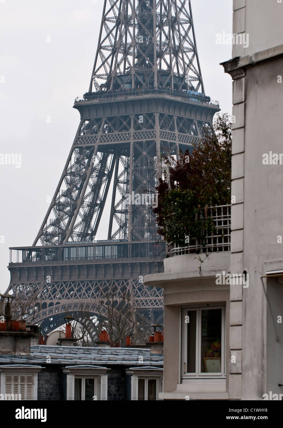 Looming over buildings hi-res stock photography and images - Alamy