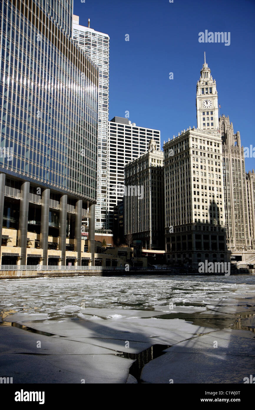 Urban view to the buildings in center of Chicago, Illinois Stock Photo ...