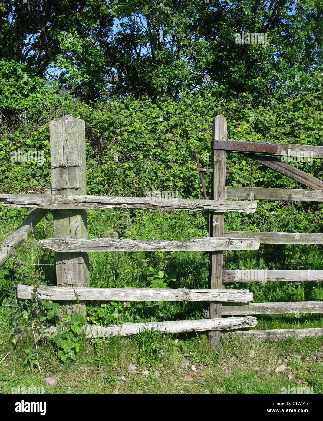 Old five bar gate hi-res stock photography and images - Alamy