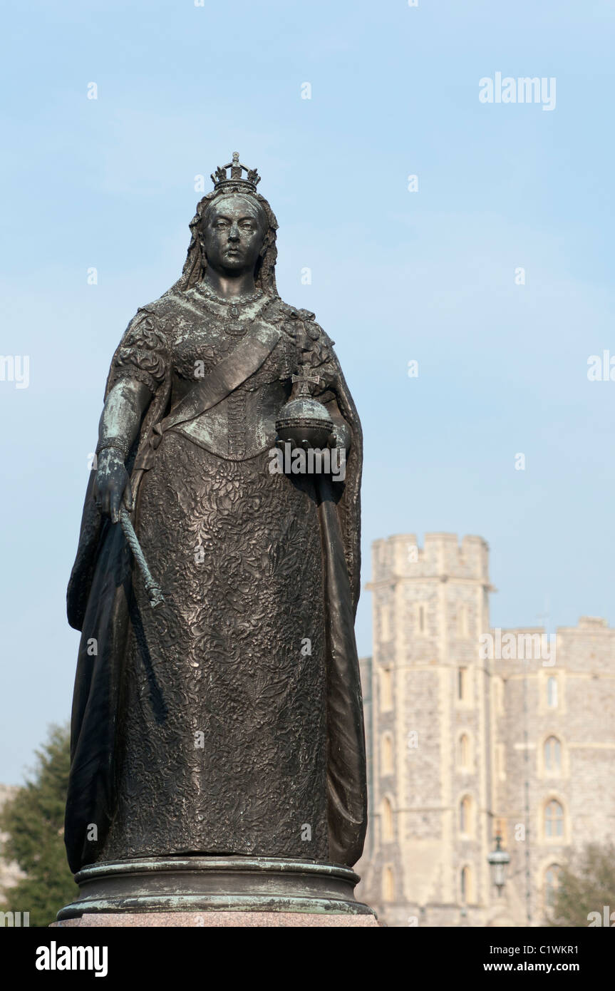 Queen Victoria statue with Windsor castle. England Stock Photo - Alamy