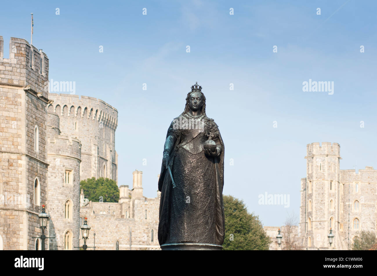 Queen Victoria statue with Windsor castle. England Stock Photo - Alamy