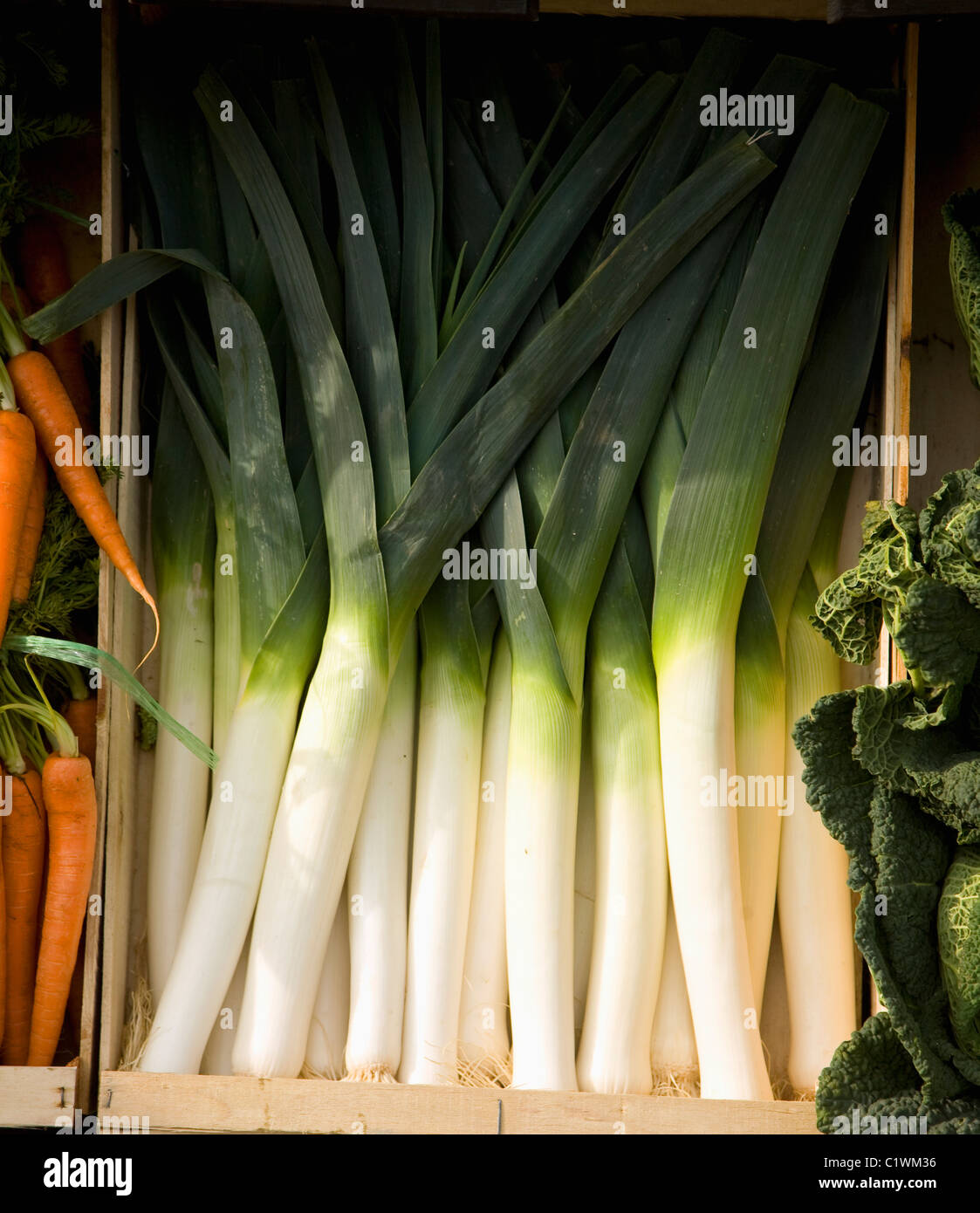 Leeks in box Stock Photo - Alamy
