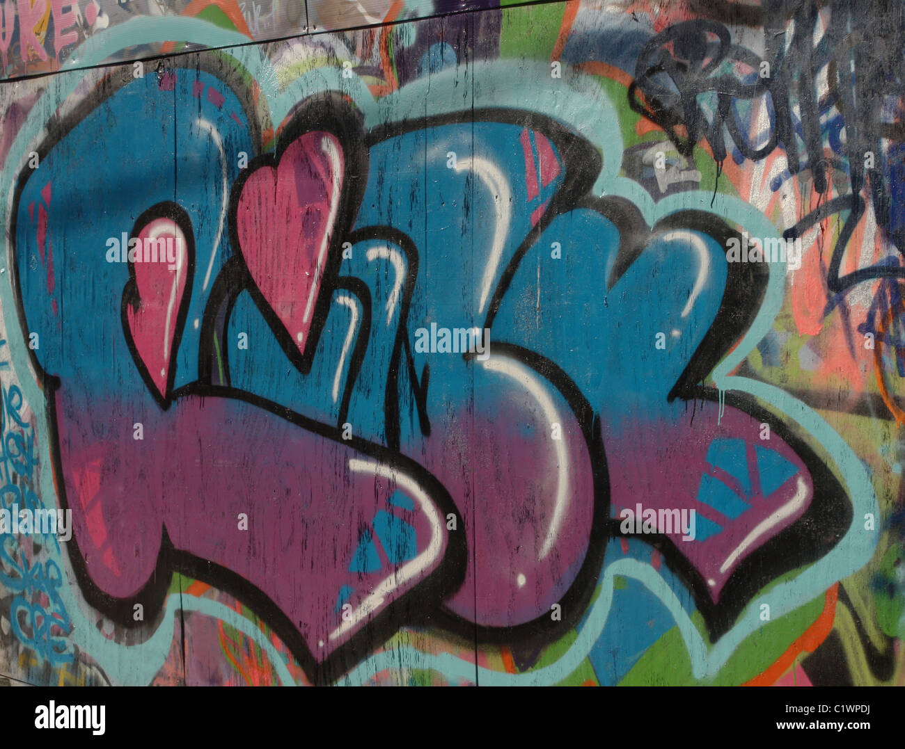 Graffiti pink heart hi-res stock photography and images - Alamy