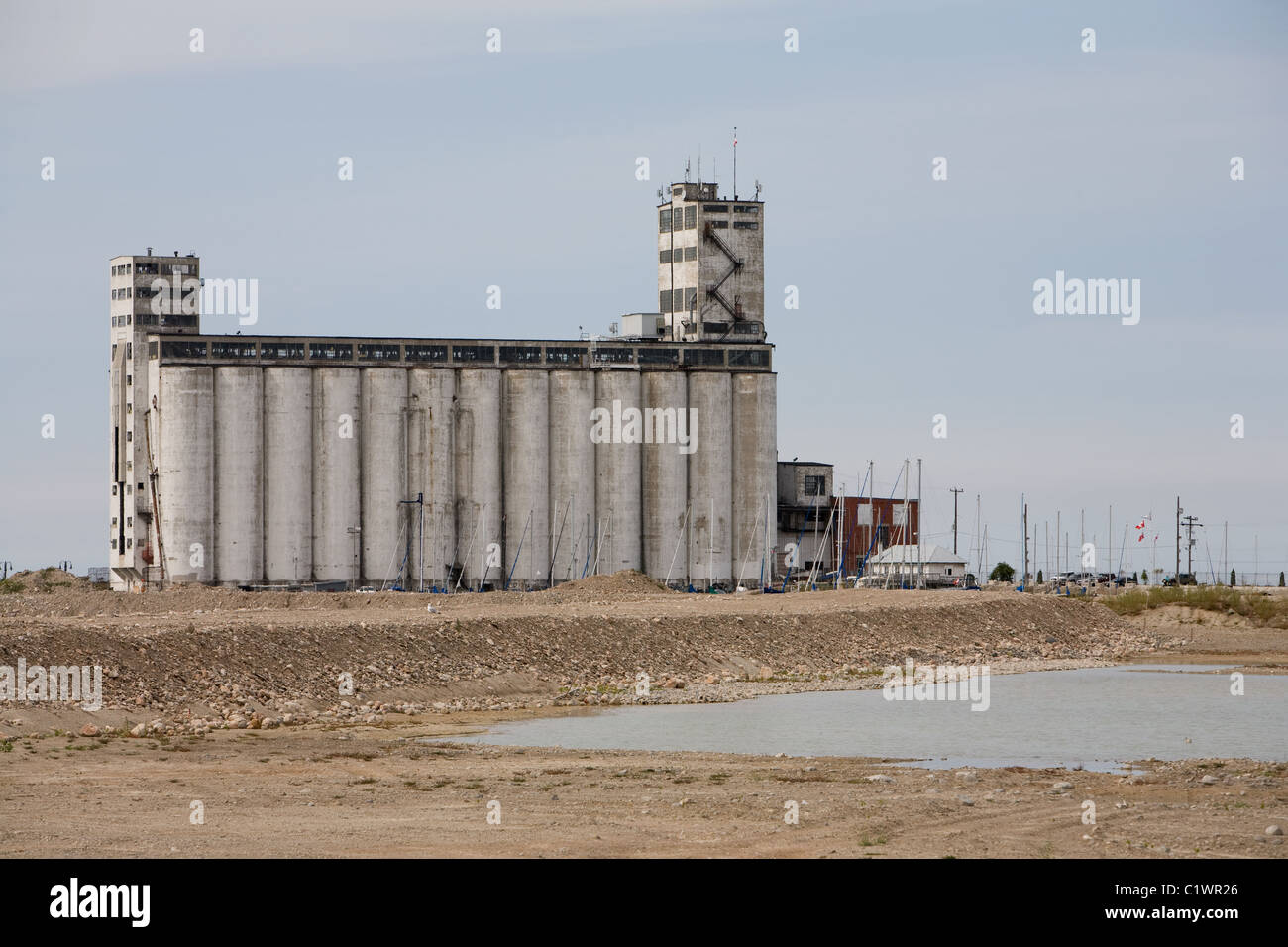 Industrial port shipping terminal and silos at bayside Stock Photo - Alamy