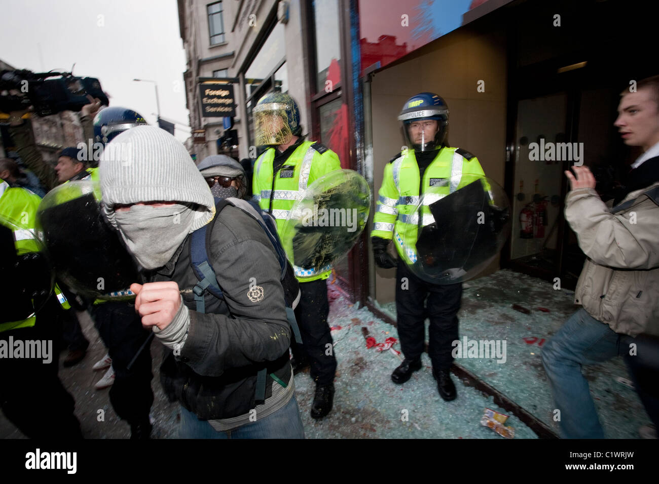 London riot police hi-res stock photography and images - Alamy