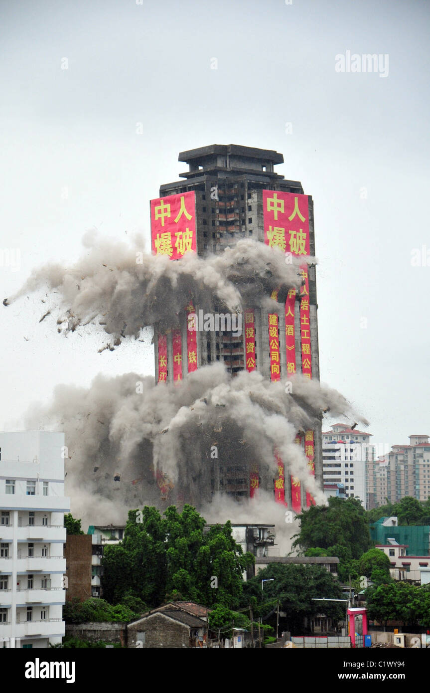Abandoned tower block demolished An abandoned tower block in Zhongshan ...