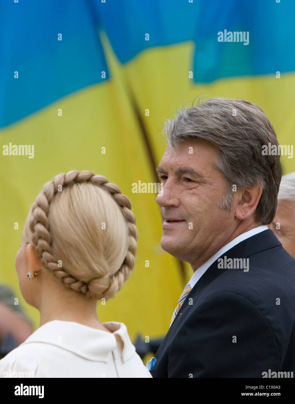 Ukrainian President Viktor Yushchenko (r) and Prime-Minister Yulia ...