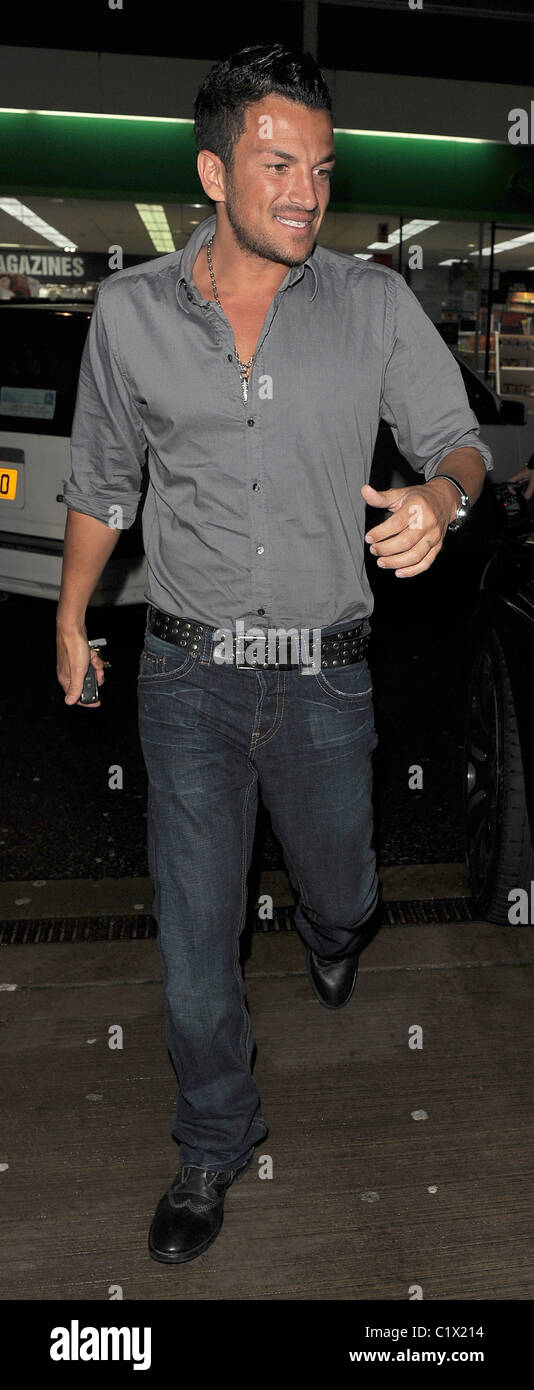 Peter Andre and his brother stop off at a service station in Gaydon, en ...