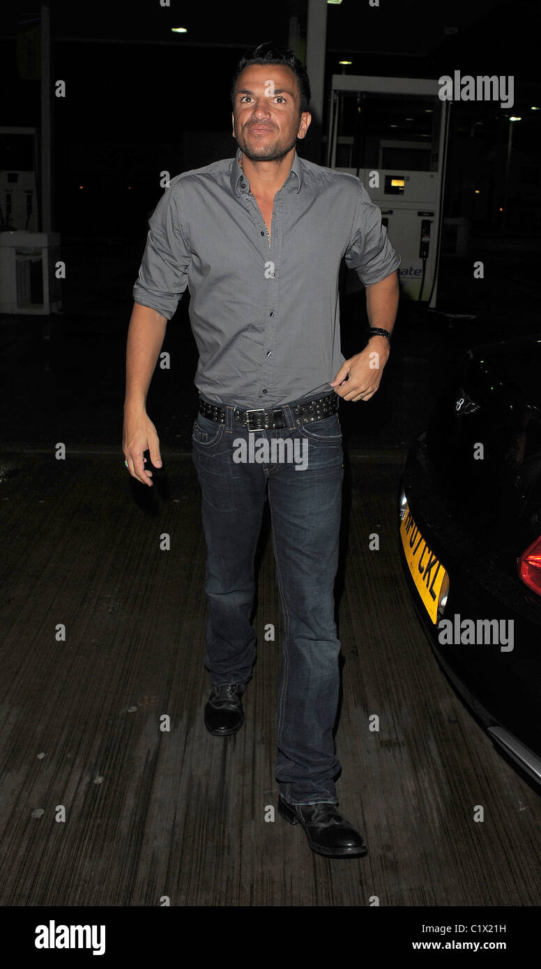 Peter Andre and his brother stop off at a service station in Gaydon, en ...