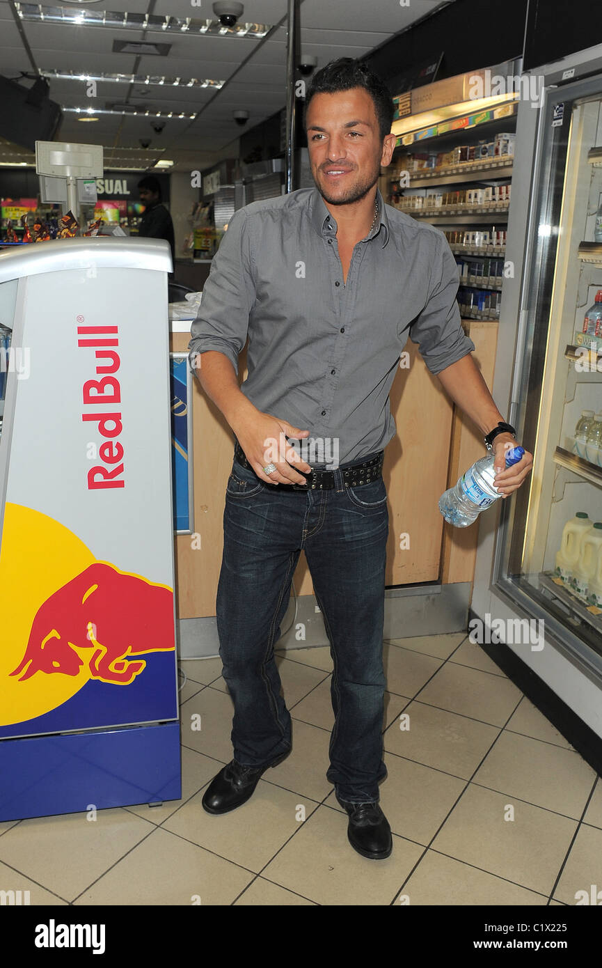 Peter Andre and his brother stop off at a service station in Gaydon, en ...