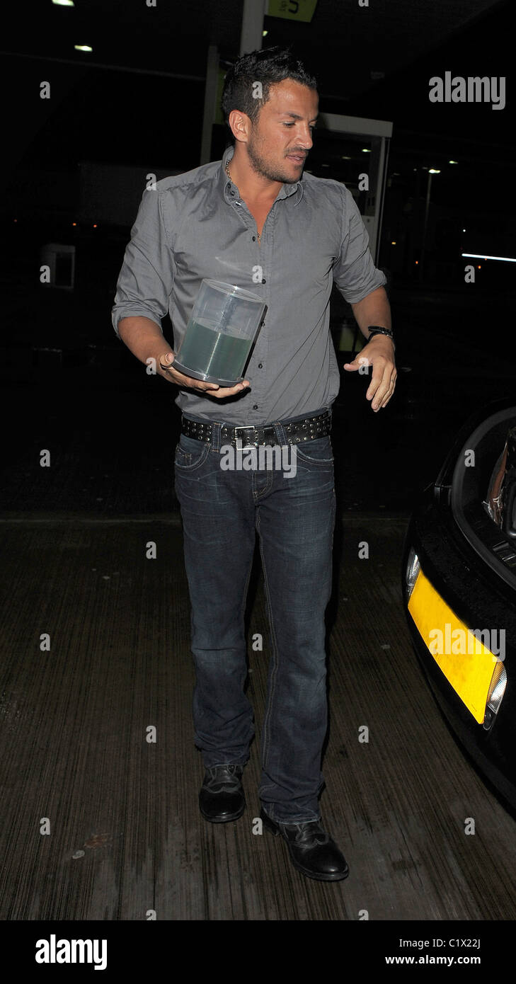 Peter Andre and his brother stop off at a service station in Gaydon, en ...