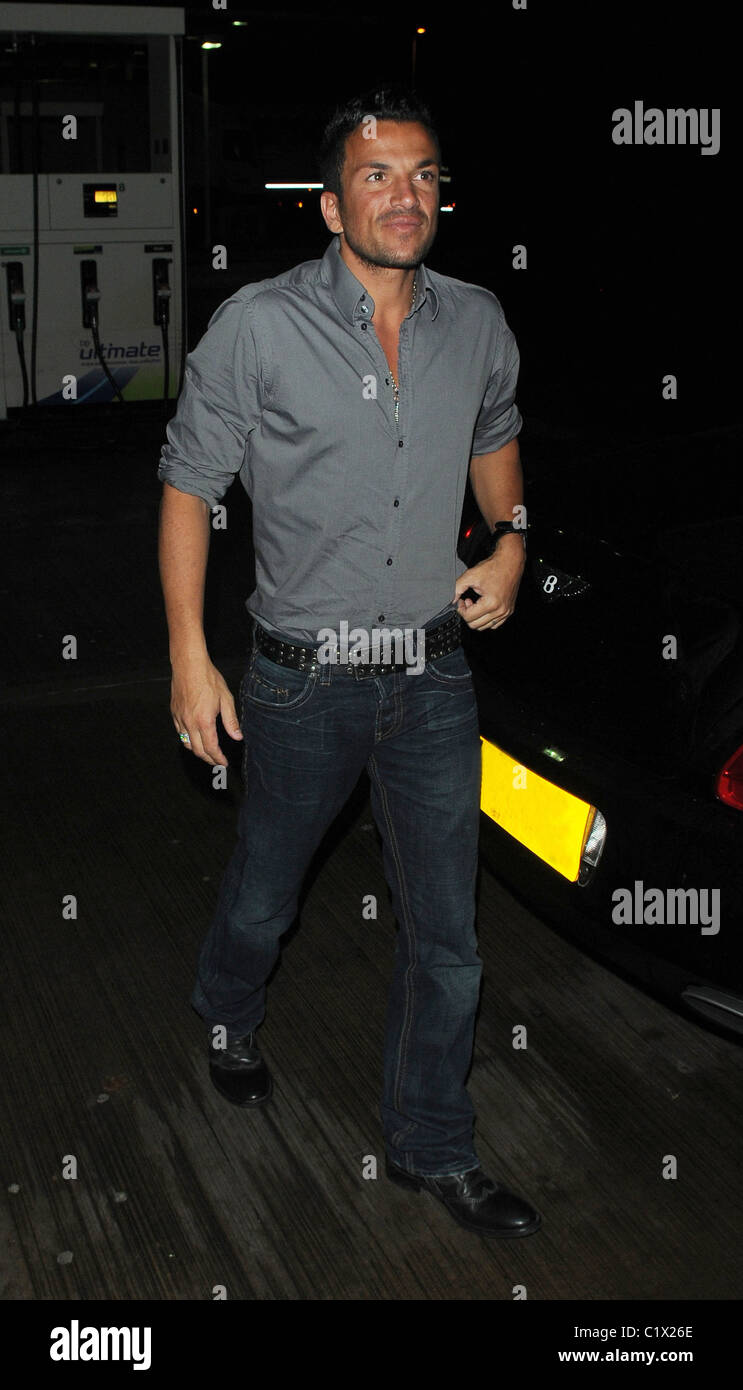 Peter Andre and his brother stop off at a service station in Gaydon, en ...