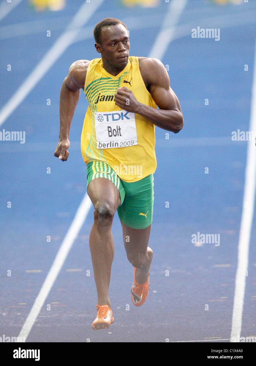 Usain Bolt wins in a new Eorld Record of 9.58 seconds. The 100m final ...