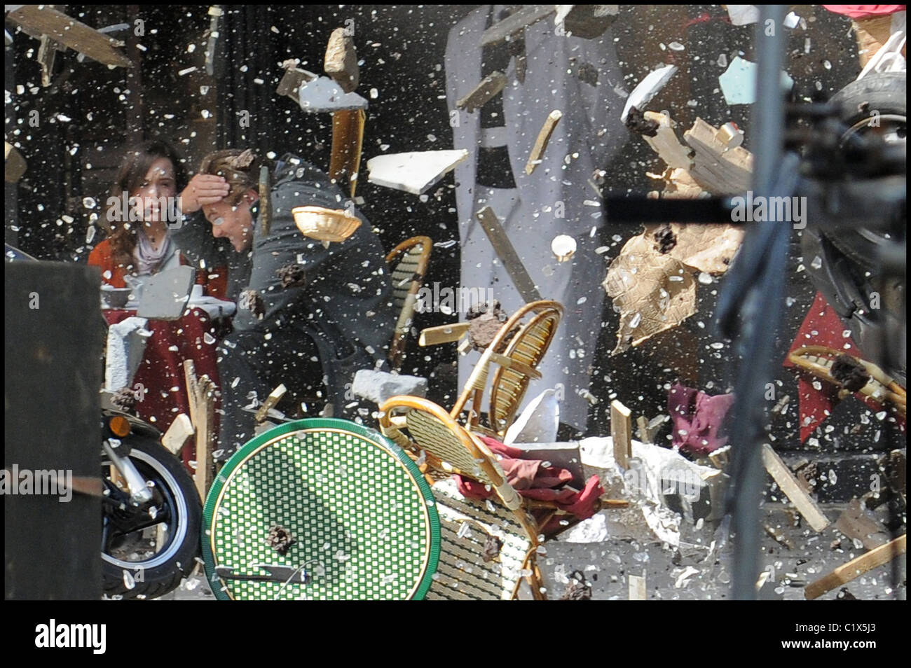 Ellen Page and Leonardo Di Caprio film a dramatic scene for their new ...