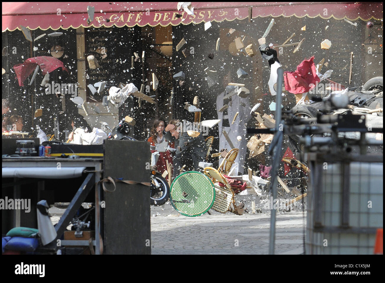 Ellen Page and Leonardo Di Caprio film a dramatic scene for their new ...