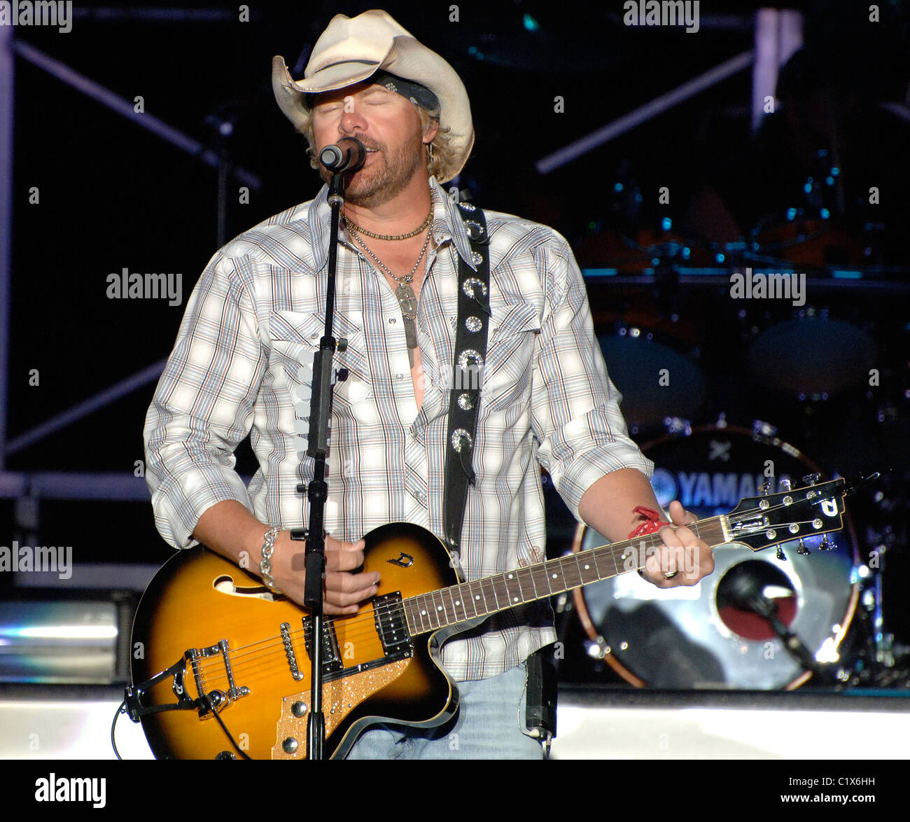 Toby keith performs hi-res stock photography and images - Alamy