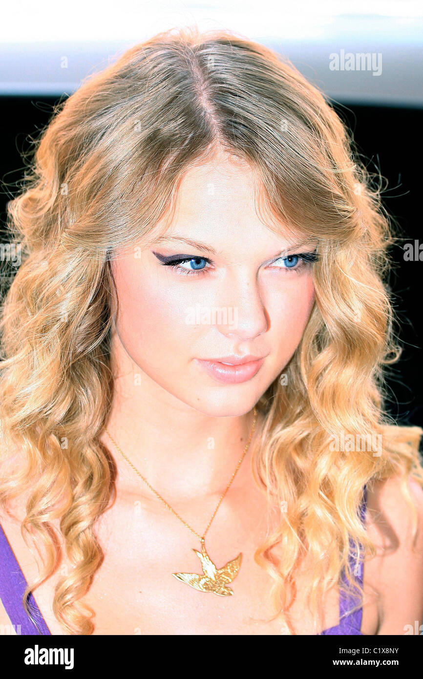 Taylor Swift leaving the GMTV studio. London, England - 21.08.09 Stock ...