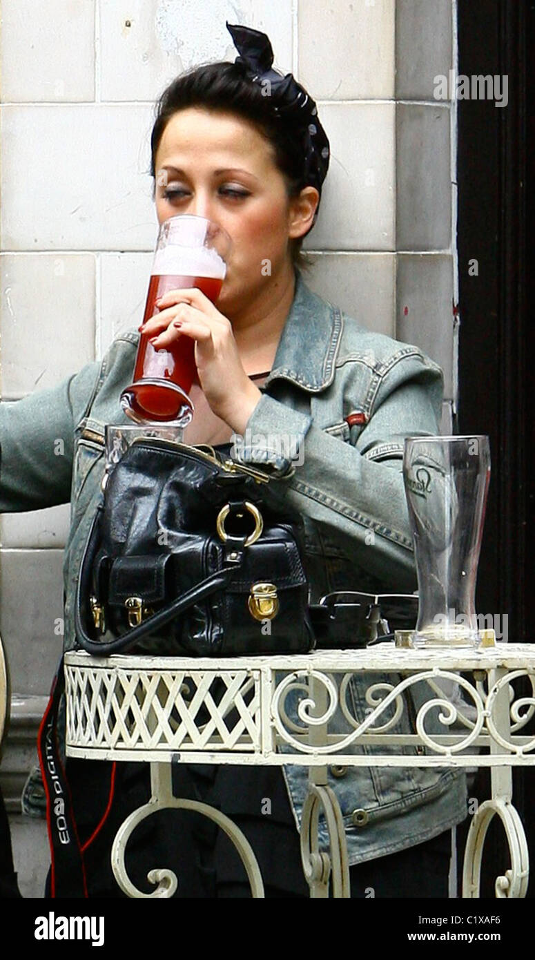 Natalie Cassidy and boyfriend Ben Porter stop at a bar for some drinks ...