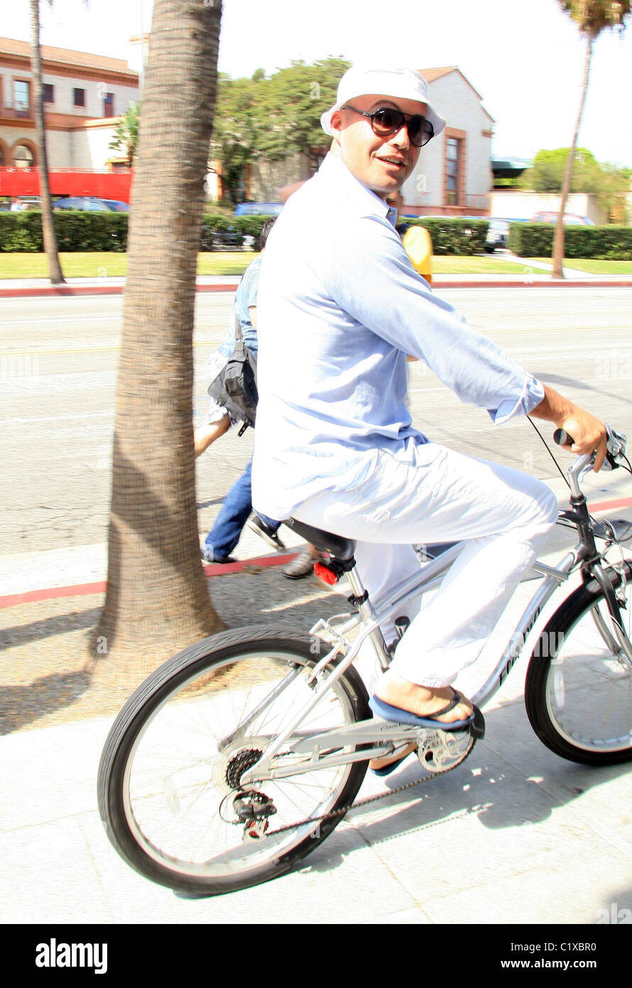 Billy Zane and his girlfriend shop in Beverly Hills on bicycles Los ...