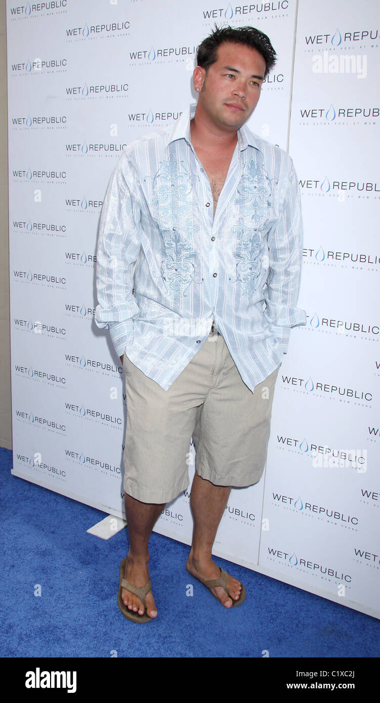 Jon Gosselin of Jon and Kate Plus Eight Continues Bachelor Lifestyle ...