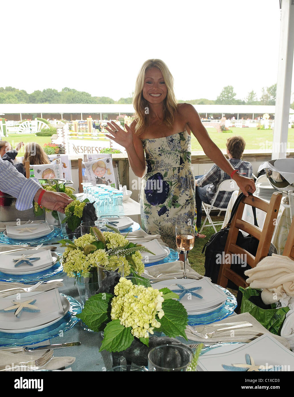 Kelly ripa hampton classic horse hi-res stock photography and images ...