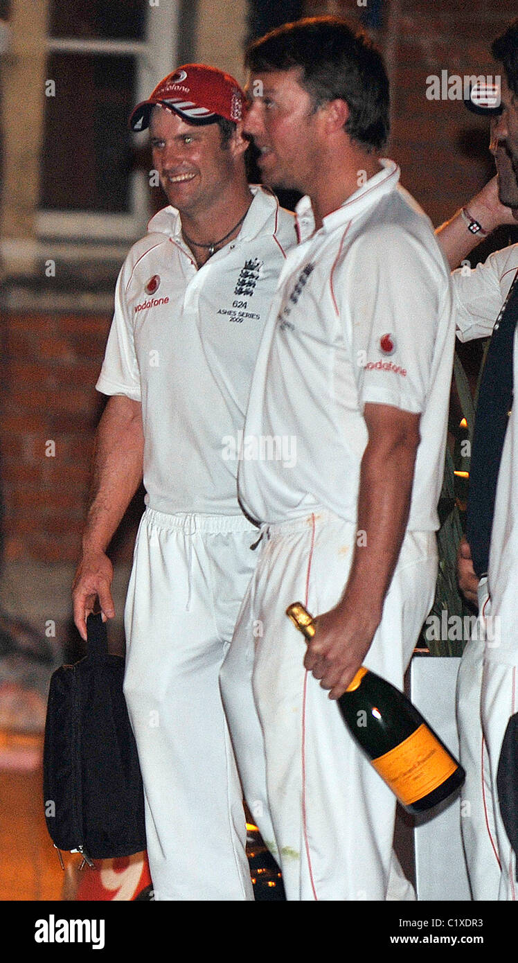 Andrew Strauss, Graeme Swann and Graham Onions The England Cricket team ...