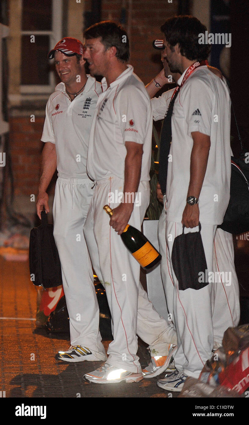Andrew Strauss, Graeme Swann and Graham Onions The England Cricket team ...