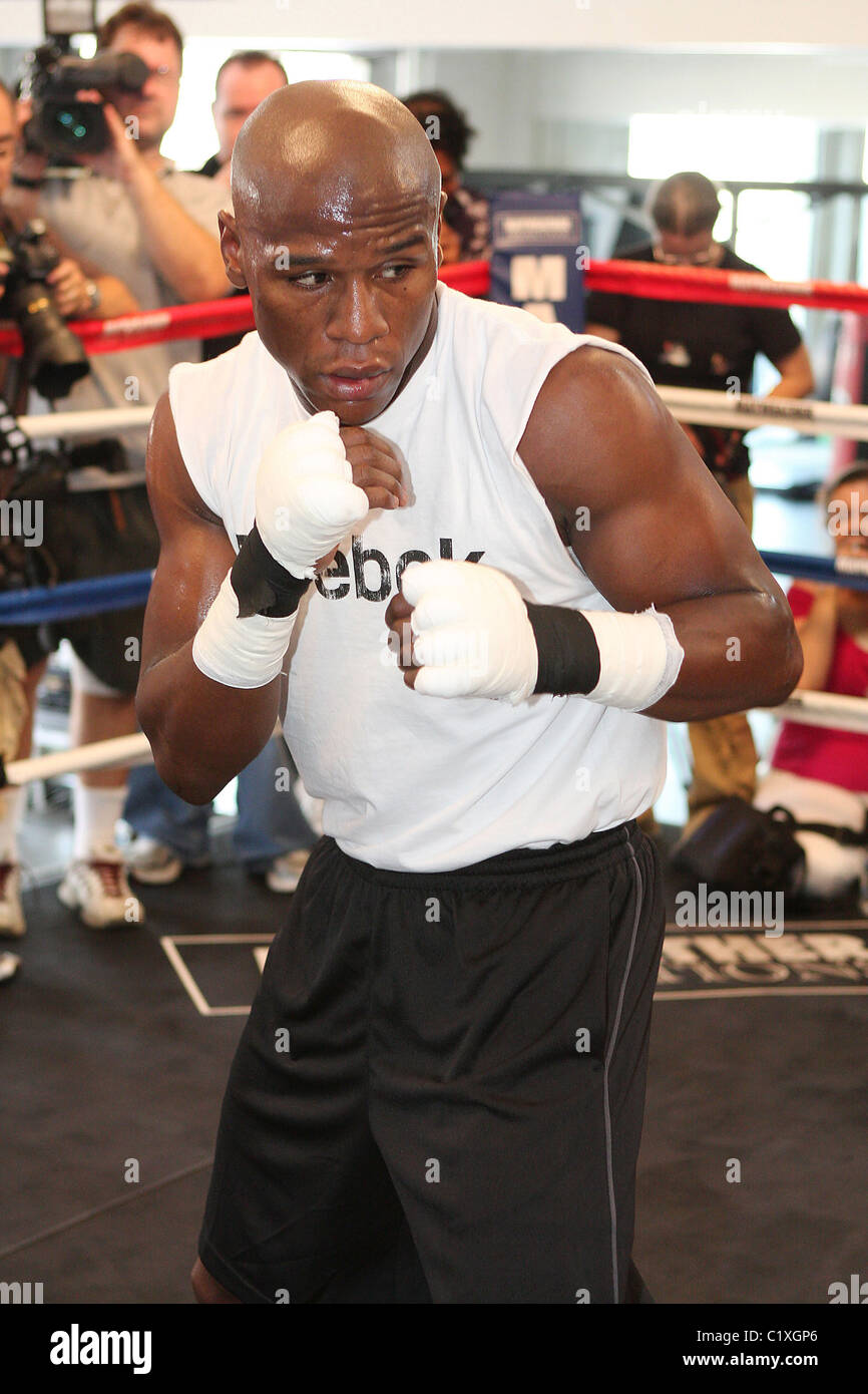 Boxer Floyd Mayweather Jr.works out as he trains to face Juan Manuel ...