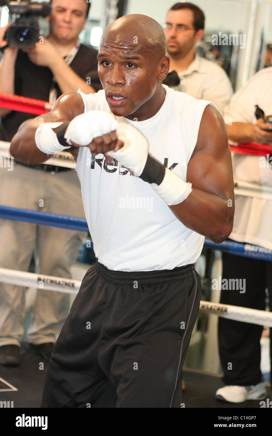 Boxer Floyd Mayweather Jr.works out as he trains to face Juan Manuel ...