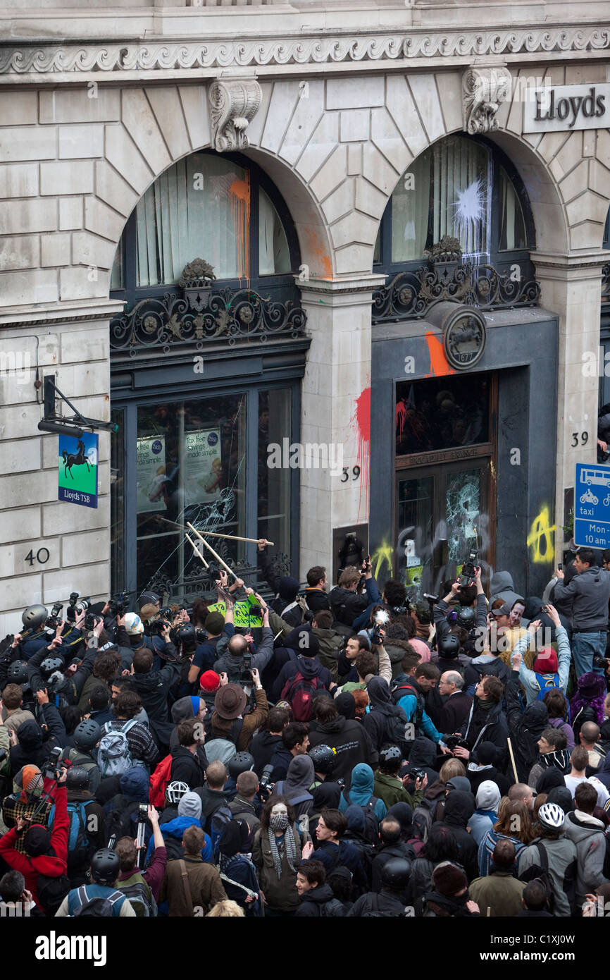 Vandalising hi-res stock photography and images - Alamy