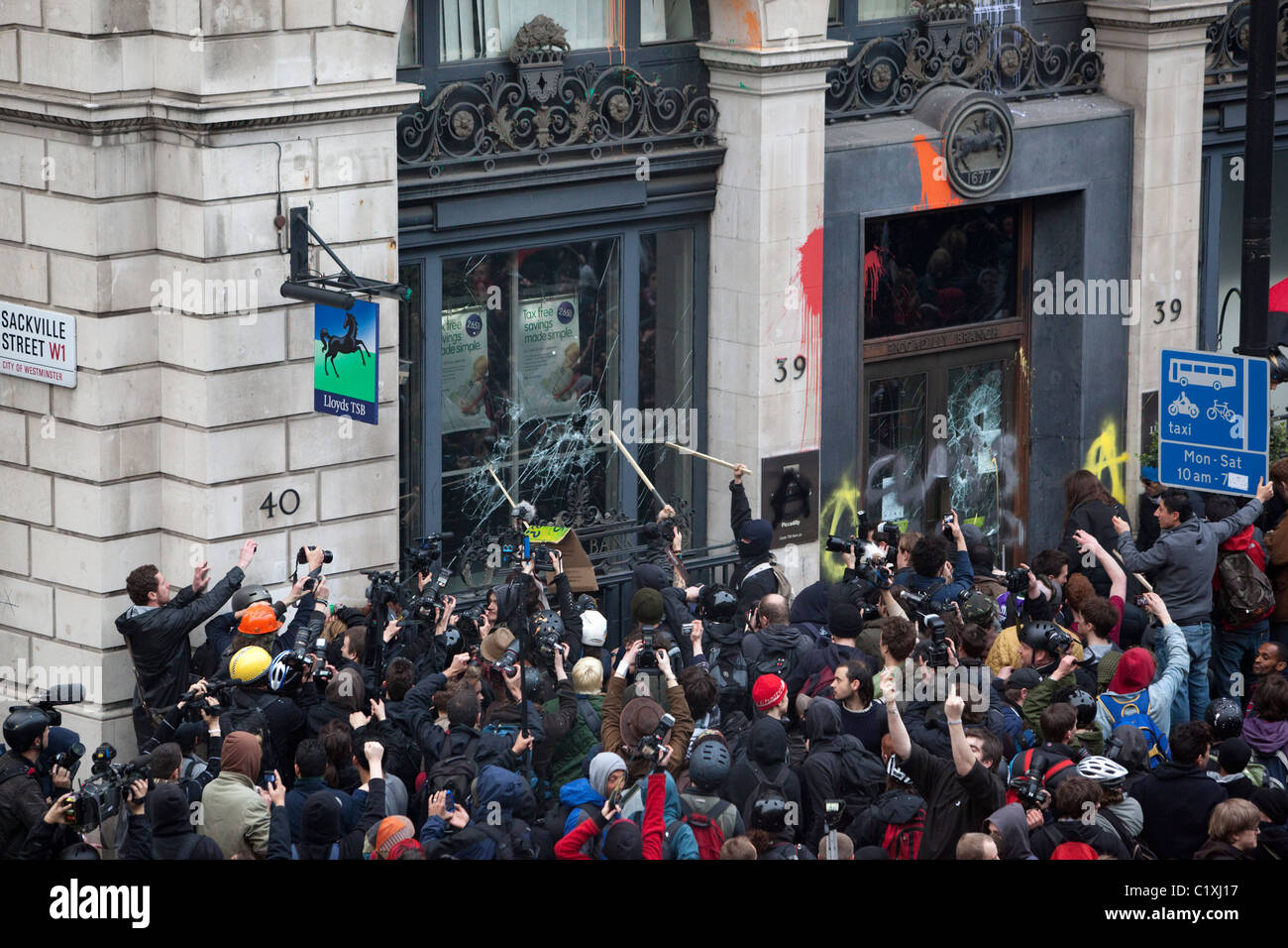 Protesters vandalising hi-res stock photography and images - Alamy