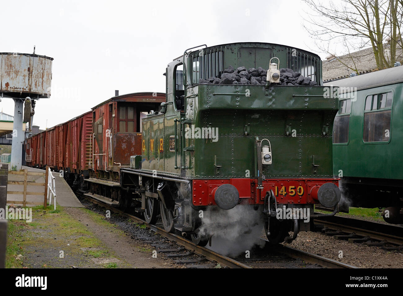 Great Western tank engine 1450 at the great central railway ...