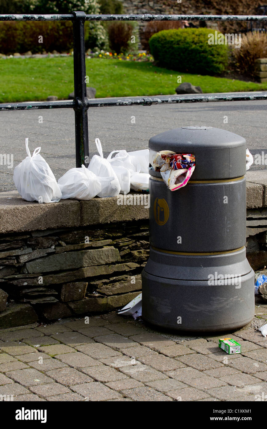 Litter bin over flowing hi-res stock photography and images - Alamy