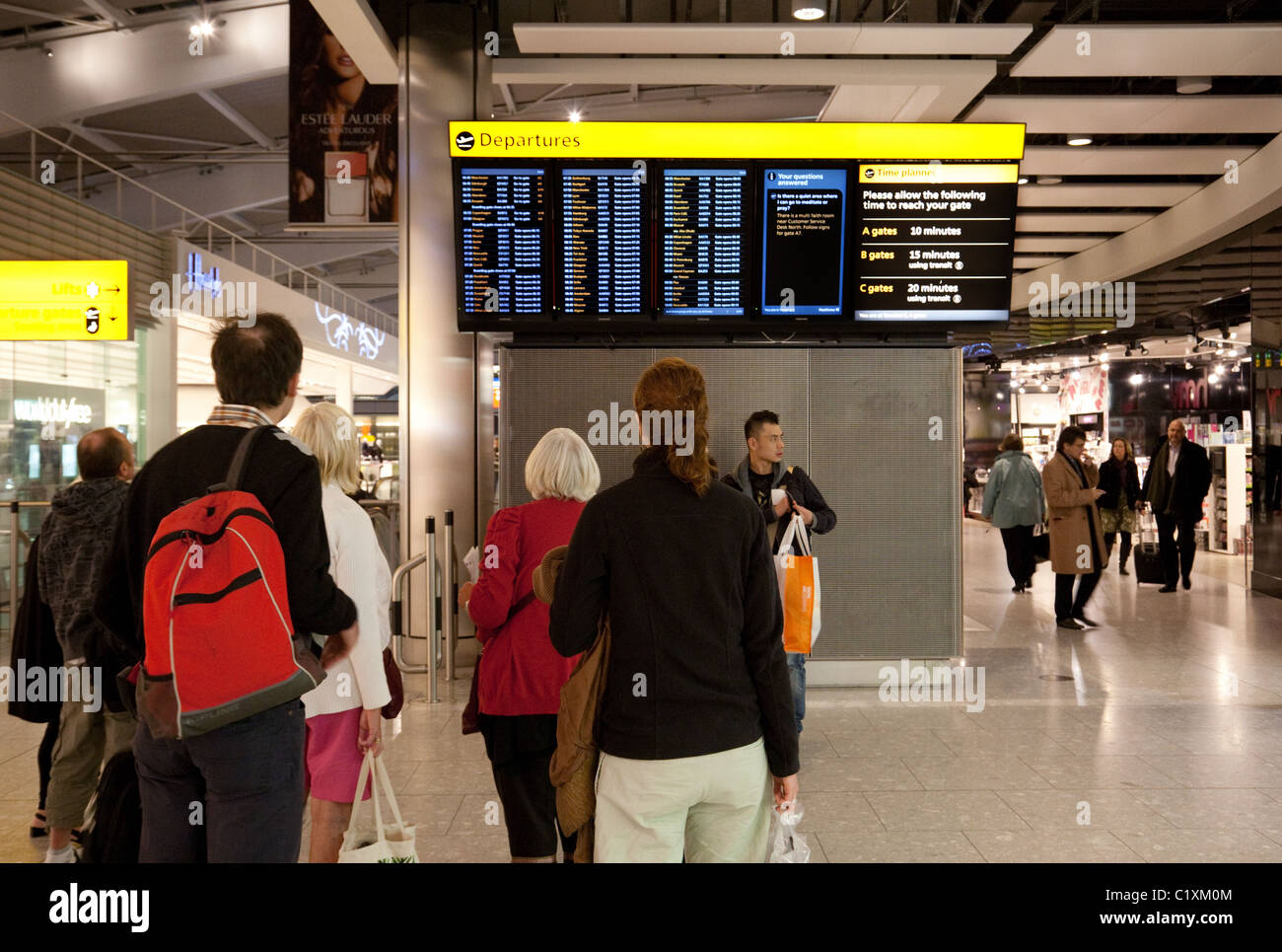Heathrow terminal 5 departure gates hi-res stock photography and images ...