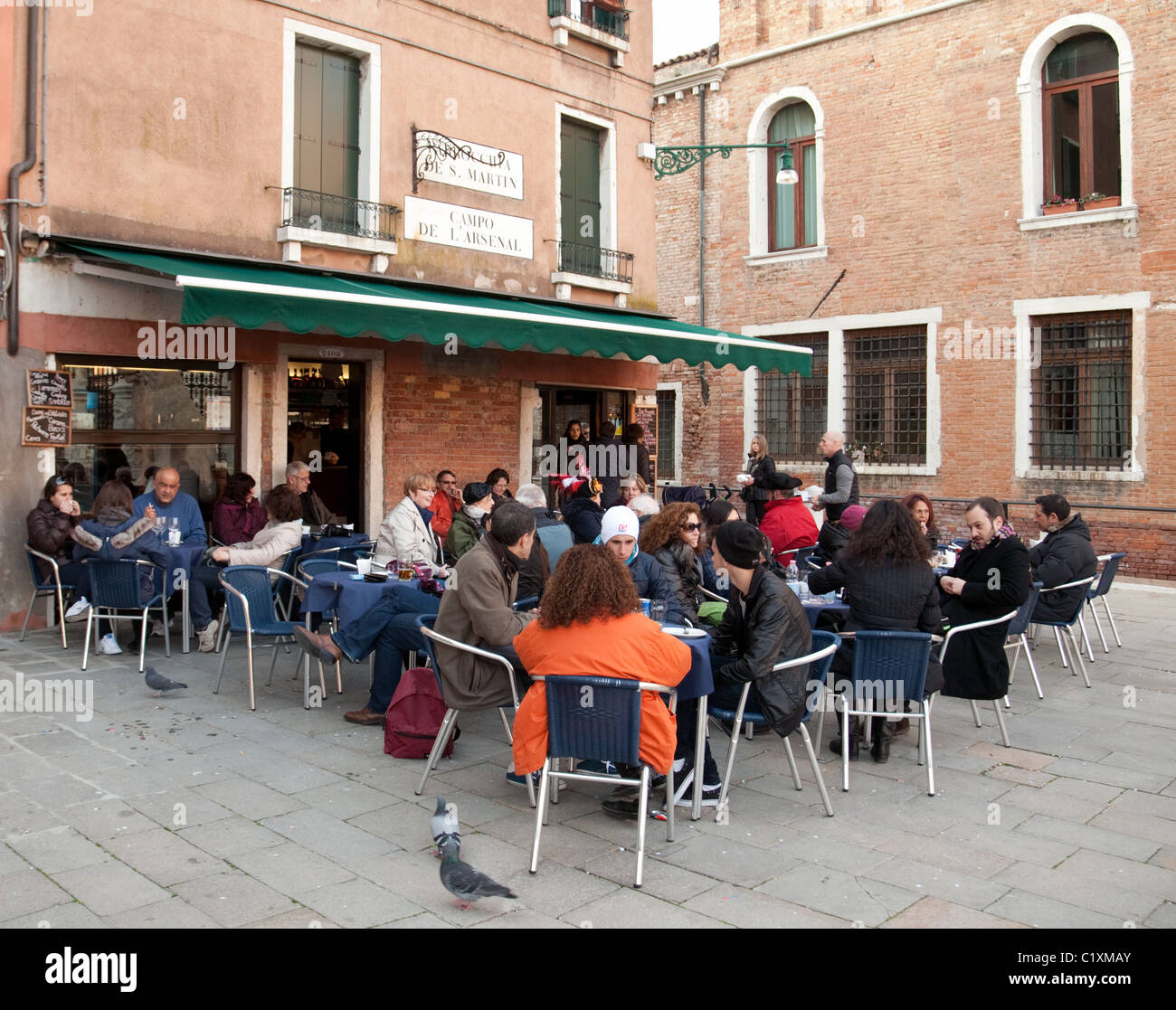 People sitting outside of a cafe hi-res stock photography and images ...