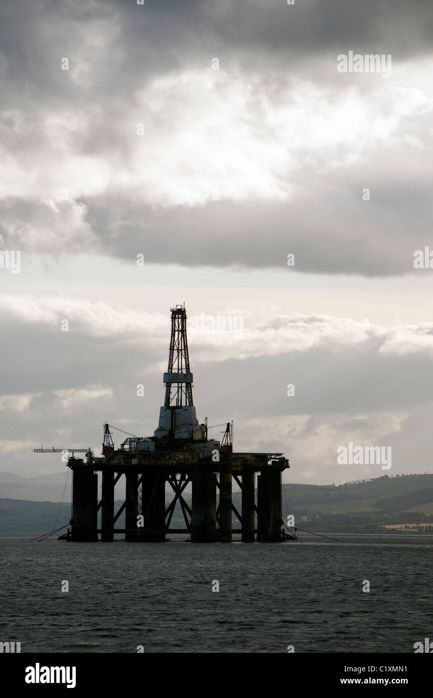 Abandoned oil rig hi-res stock photography and images - Alamy