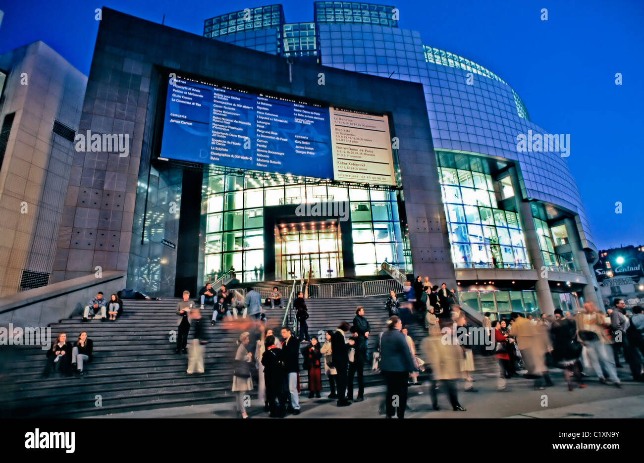 Crowd outside theatre hi-res stock photography and images - Alamy