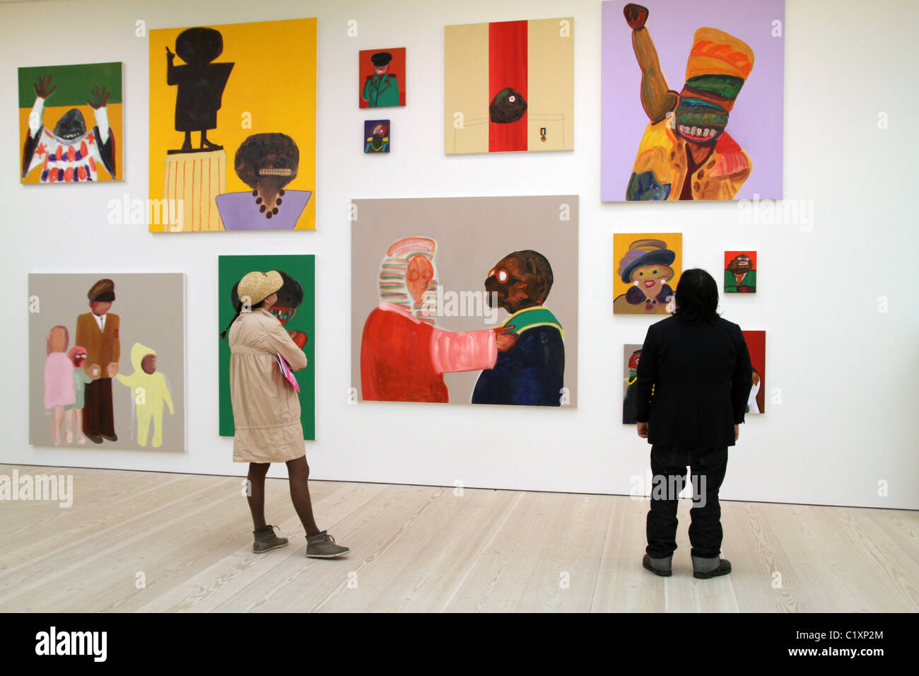 UK. VISITORS TO SAATCHI ART GALLERY IN CHELSEA, LONDON Stock Photo - Alamy