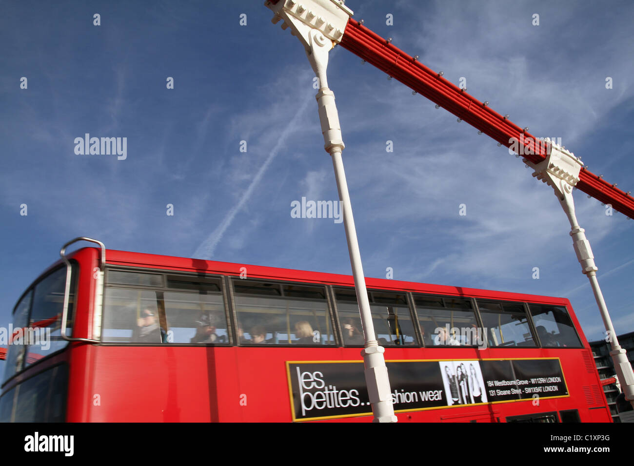 Chelsea bridge bus hi-res stock photography and images - Alamy