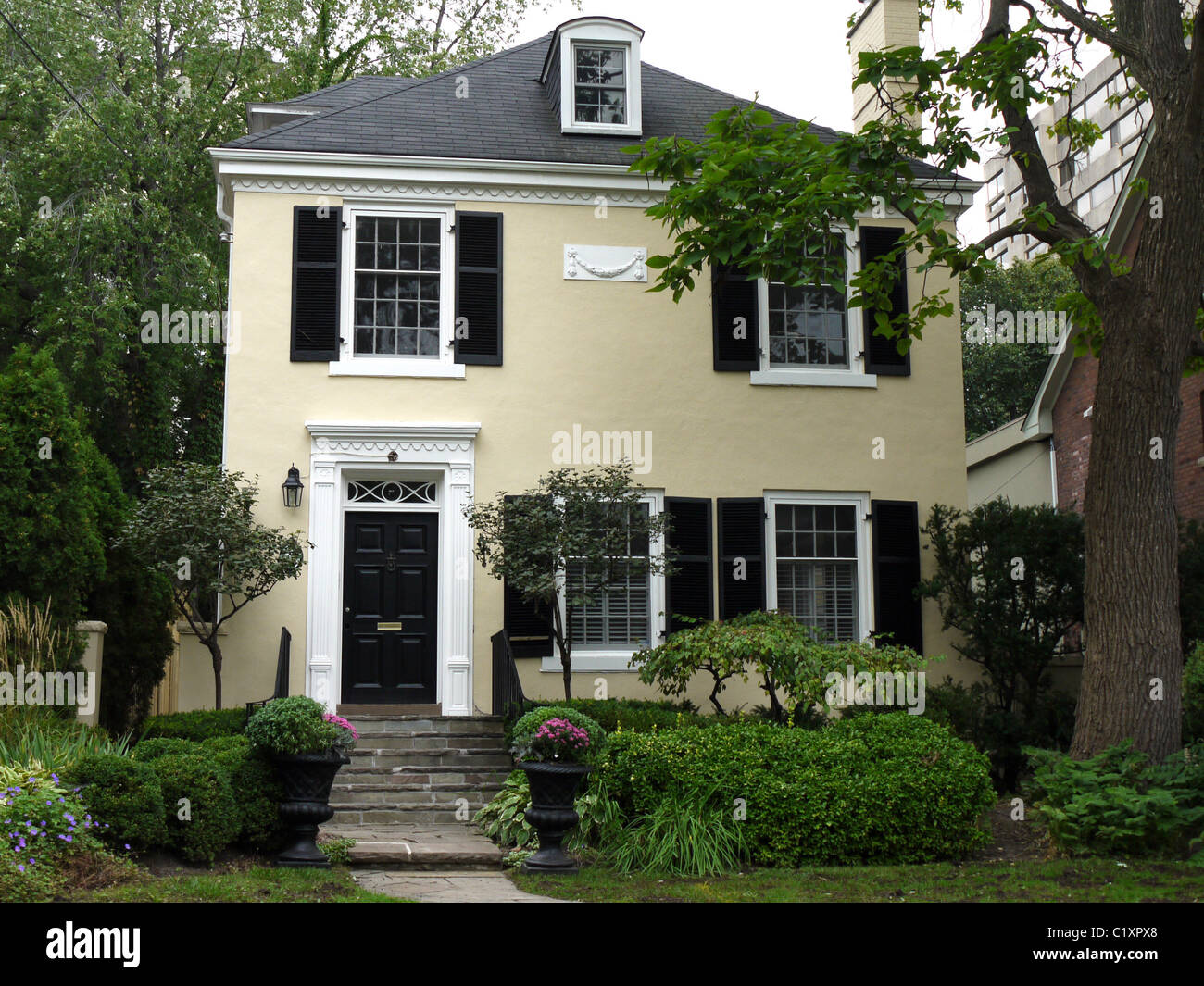 American suburban house hi-res stock photography and images - Alamy