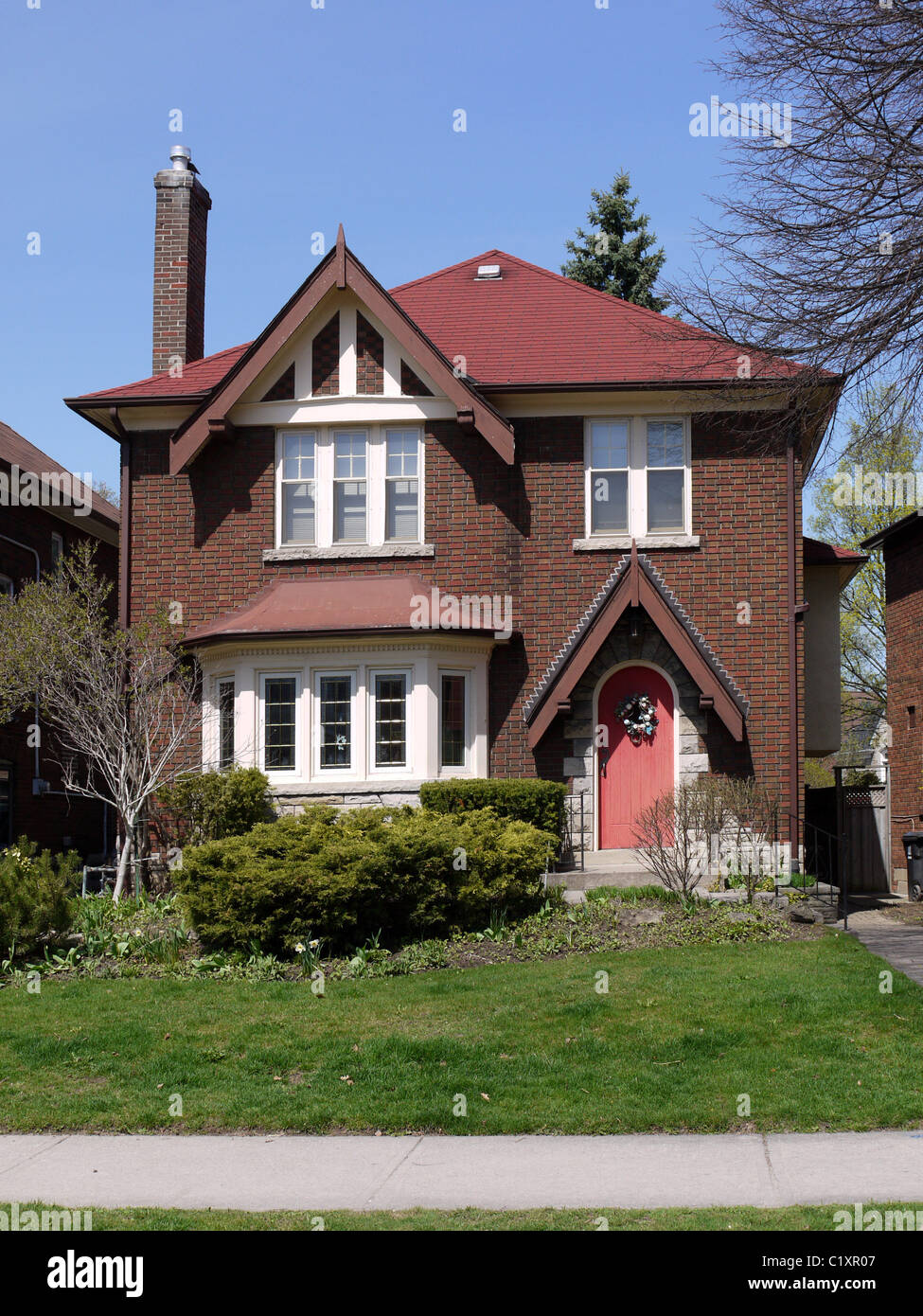 Small suburban house exterior hi-res stock photography and images - Alamy