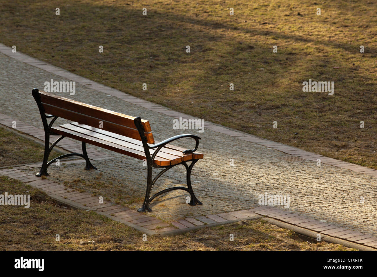 Empty bench in park Stock Photo - Alamy
