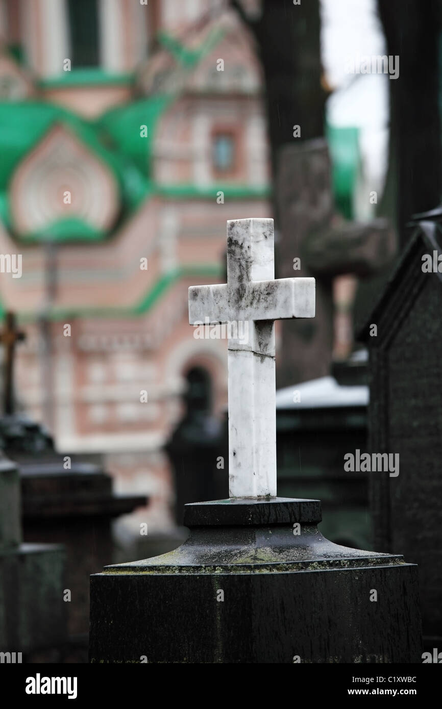 White marble tombstone cross Stock Photo - Alamy