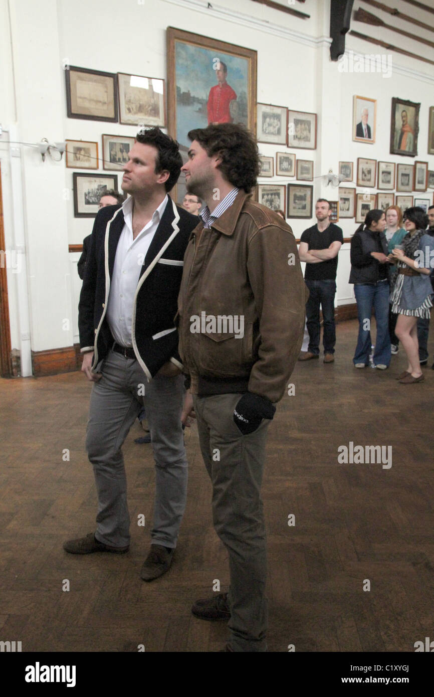 UK. SPECTATORS AT OXFORD VS. CAMBRIDGE BOAT RACE AT WIMBLEDON ROWING ...