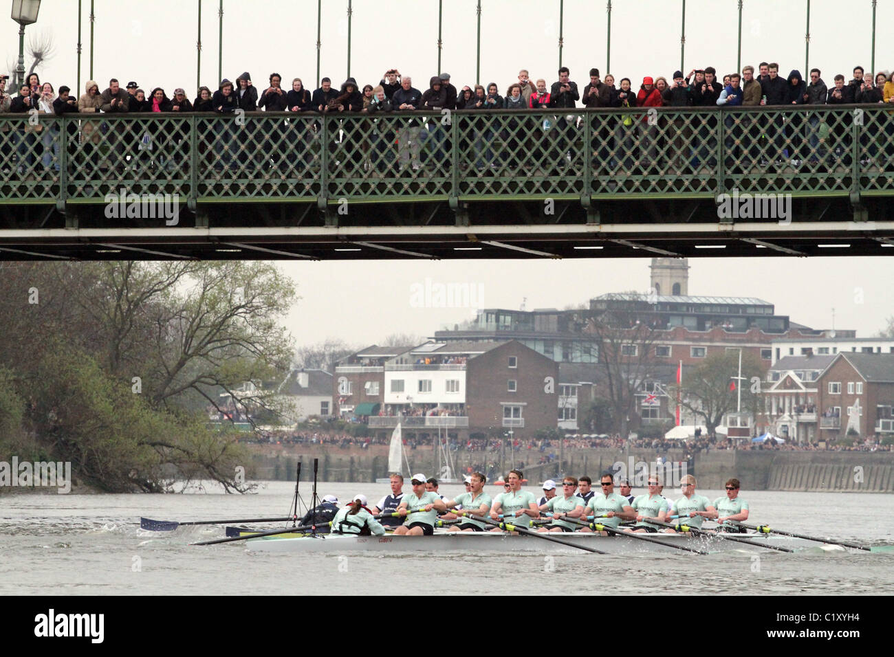 UK. SPECTATORS AT OXFORD VS. CAMBRIDGE BOAT RACE AT WIMBLEDON ROWING ...
