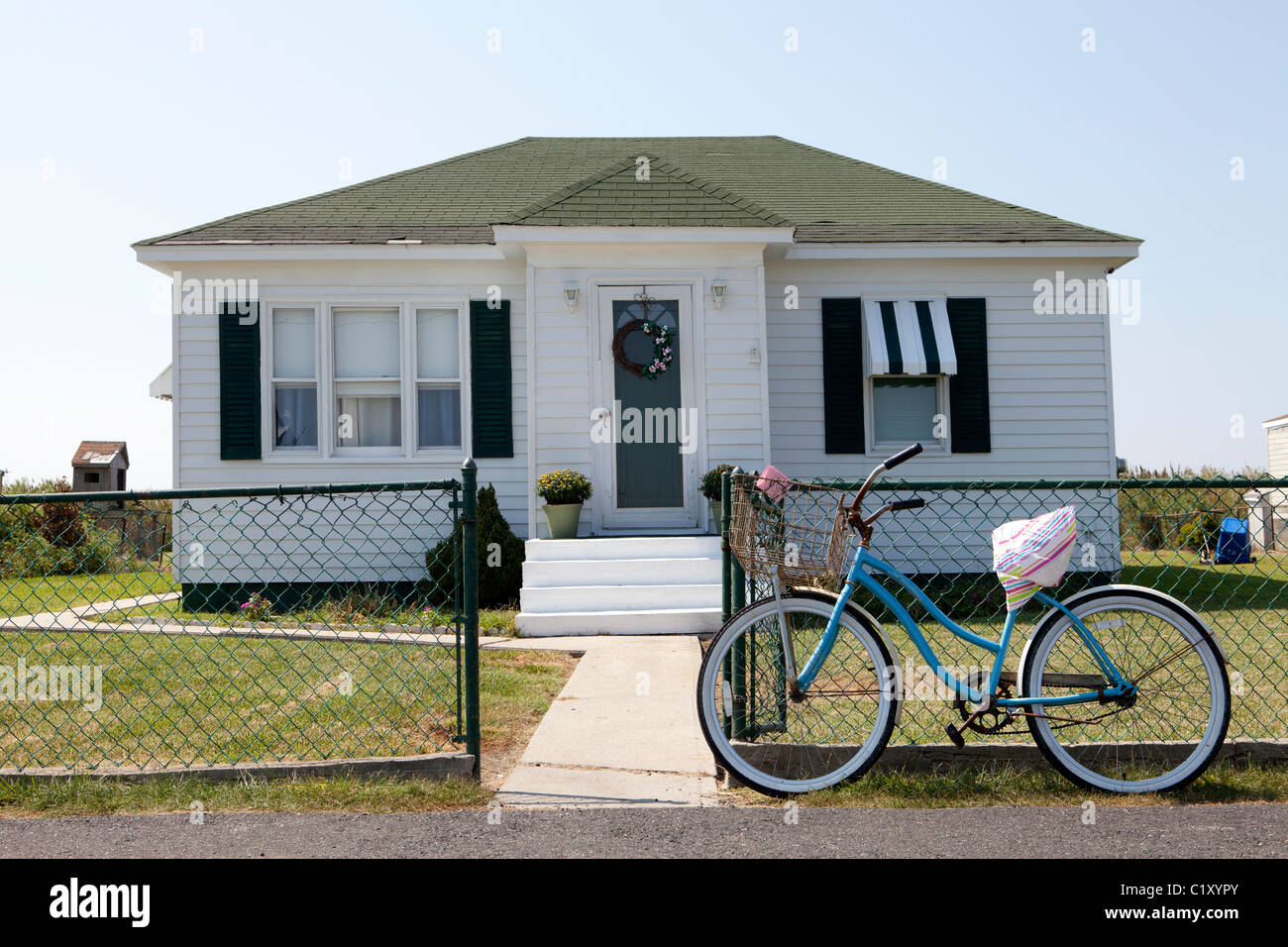 House with bicycle hi-res stock photography and images - Alamy