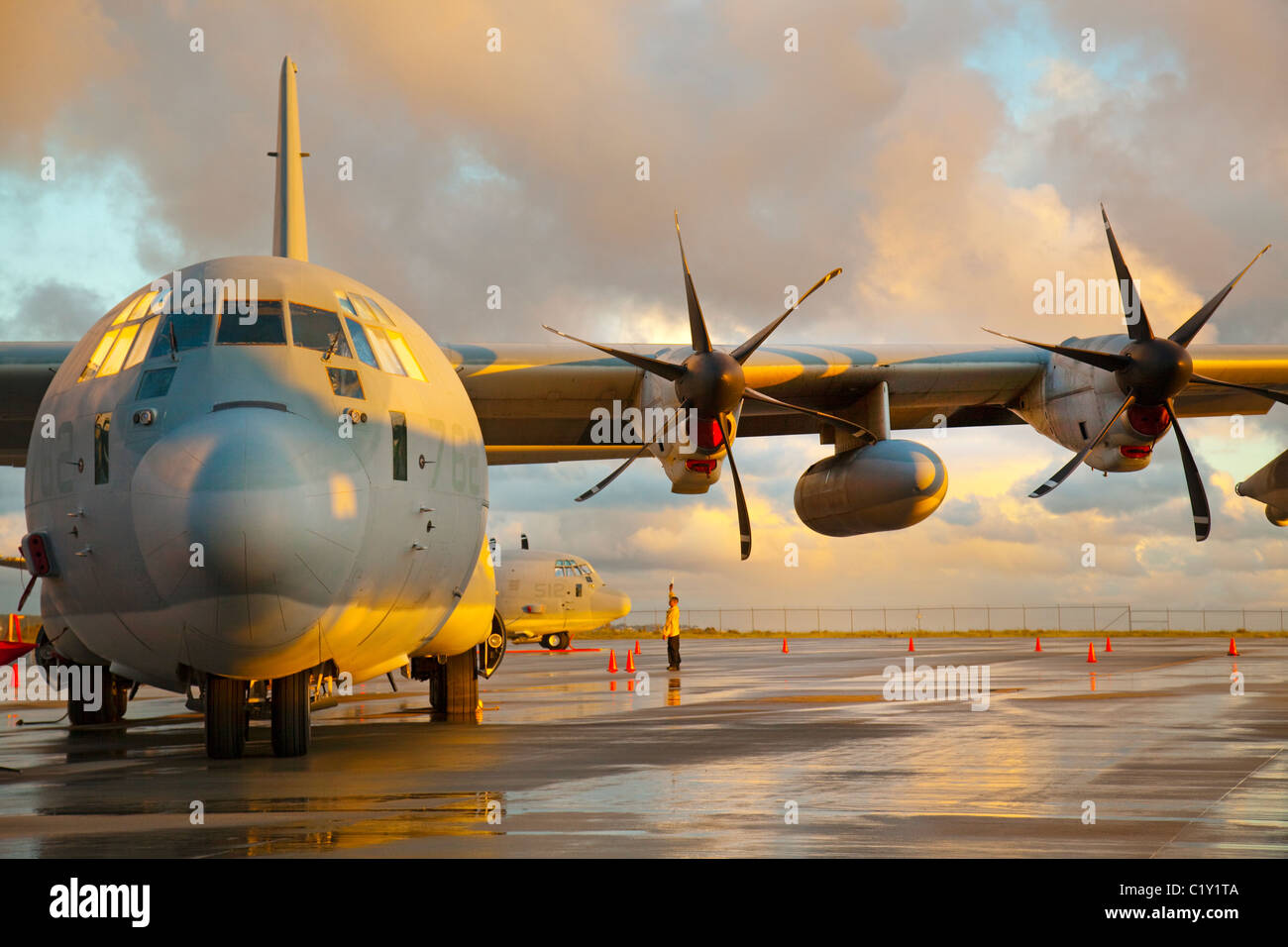 Hercules aircraft hi-res stock photography and images - Alamy