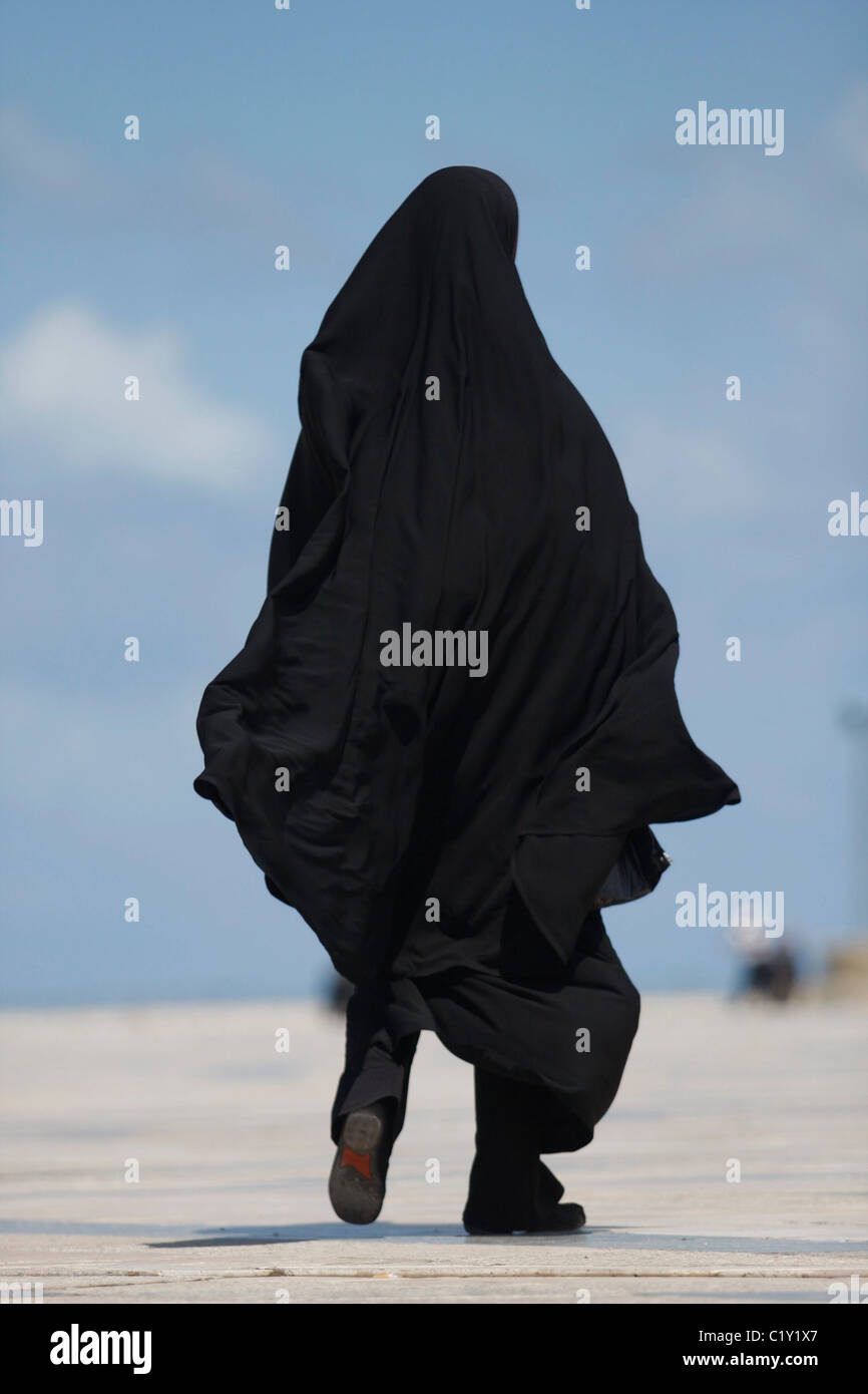 Muslim women in traditional dress Stock Photo - Alamy
